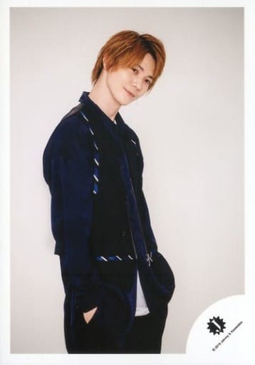 駿河屋 - MADE/稲葉光/膝上・衣装黒・青・両手ポケット・右向き・首傾げ・背景白/「ジャニーズ伝説2019」グッズオフショット/公式生写真 ...
