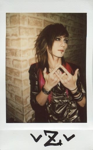 駿河屋 - ☆JILUKA/Zyean/直筆メッセージ入り・上半身・衣装黒・両手ポーズ・顔右向き・目線右・背景レンガ/生チェキ（男性生写真）