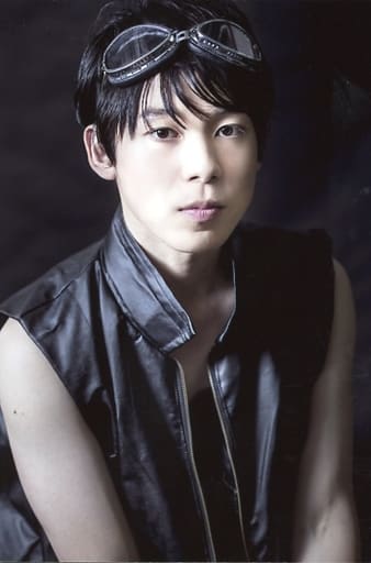 Official photo (male) / actor Rei Ikeda / Bust Up, Costume Black, Down ...