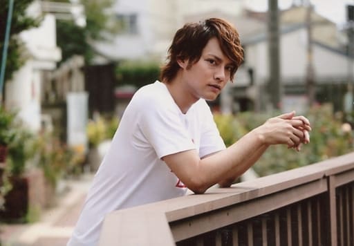 Official photo (male) / actor Kazumi Doi / Horizontal Type / Above Knee ...