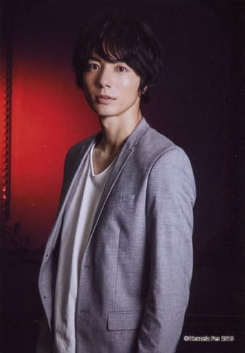Official photo (male) / actor Takuma Wada / Upper Body / Costume White / Grey / Both Hands Down ...