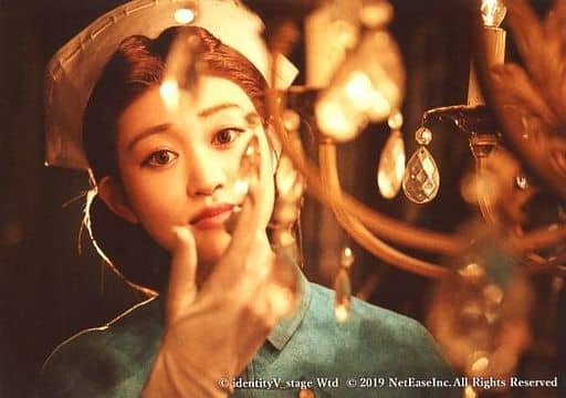 Mari Suzuki (Emily Dyer) / Horizontal type, Bust up, Right hand up ...