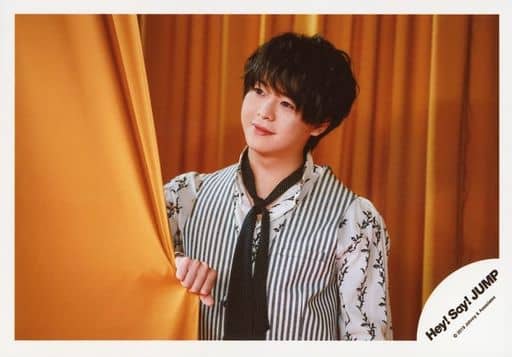 Hey! Say! JUMP / Daiki Arioka / horizontal ・ bust up ・ costume white ・ black ・ right hand ...