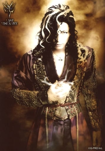 Official photo (male) / singer Gackt / Above-the-knee, Purple Costume ...