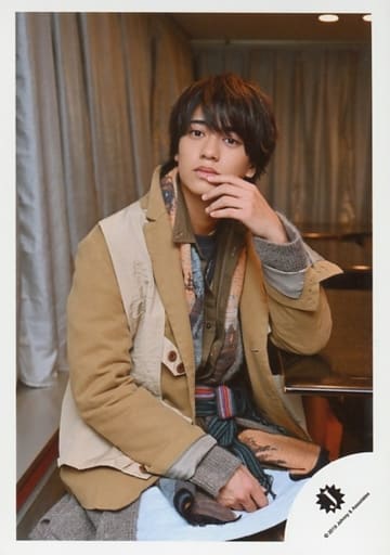 King & Kaito Takahashi / Knee-Up / Sitting / Costume beige / grey / Left hand chin / Body facing ...