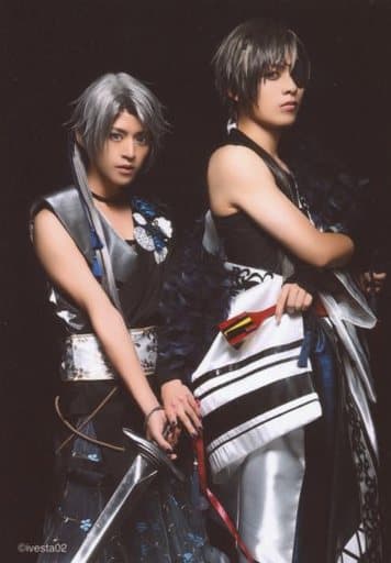 Chiyo YOSHIDA (Soji KAGURAZAKA), Shin'ichiro Ueda (Ren MUNAKATA) / Above-the-knee, Background ...