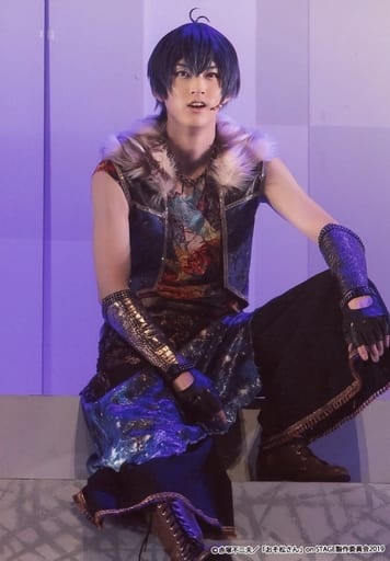 Official photo (male) / actor Masanari Wada (Karamatsu) / Live photo / Whole body / Costume blue ...
