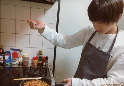 Official photo (male) Nichika Akutsu / Horizontal / Upper Body / White ...