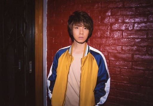 Official photo (male) / actor Yuya Asato / Horizontal / Upper body / Costume yellow / blue ...