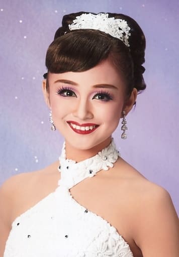 Takarazuka Revue (Star Troupe) / Maiku Hitomi / Bust-up / Background ...