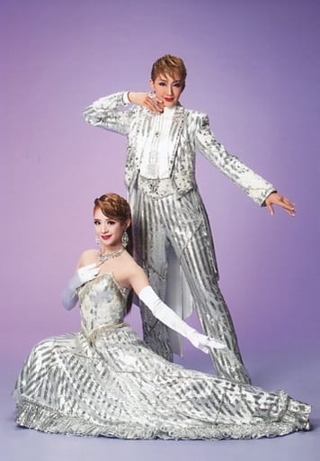 Official photo (female) / Takarazuka Revue (star group) / actress Takarazuka Revue (Star Troupe ...