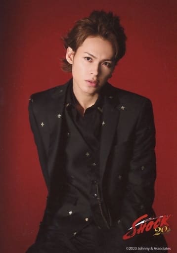 KAT TUN / Tatsuya Ueda / Upper body / Costume black / Background red ...