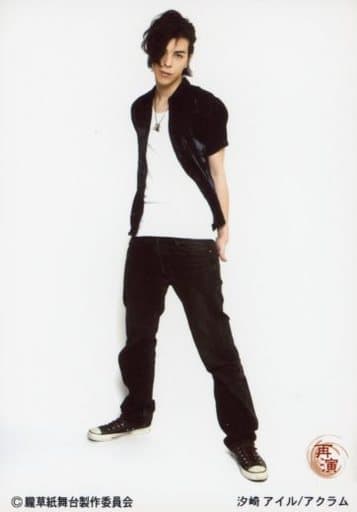 Official photo (male) / actor Airu Shiozaki (Akuram) / Whole body / Costume black / white / Left ...