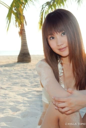 Official photo (female) / Gravure idol Shōko Hamada / Upper Body / Sitting / Swimsuit White ...