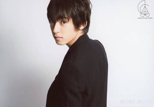 Official photo (male) / actor Nichika Akutsu / Horizontal, Upper Body, Costume Black, Left ...
