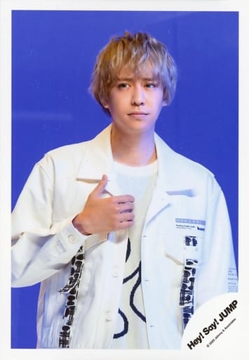 駿河屋 - Hey!Say!JUMP/八乙女光/上半身・衣装白・右手胸元・目線左・背青/シングル「I am / Muah Muah」MV ...