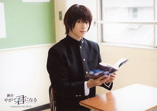 Mashu Ishiwatari (Seiji Maki) / Upper body, sitting, two handed books ...