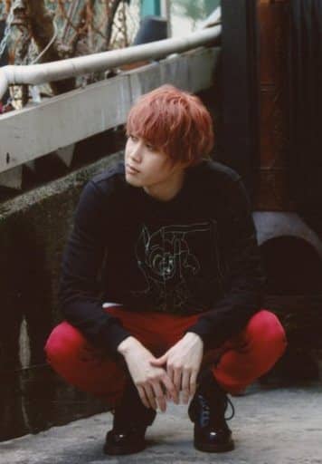 Official photo (male) / actor Masato Saki / Whole-body / Squatting ...