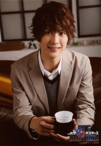 Official photo (male) / actor Hiroki Nakada (Yuya KIZAKI) / Upper Body / Sitting / Costume Beige ...