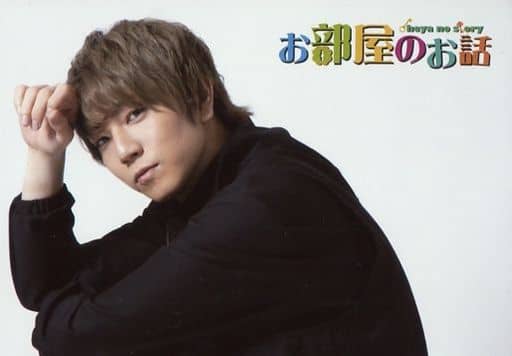 Official photo (male) / actor Yuya Asato / Horizontal type / Upper body / Sitting / Black ...