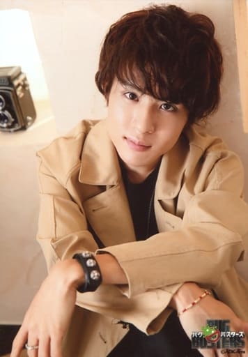 Yuta Higuchi (Midorikawa Rokuro) / upper body / costume black / beige ...