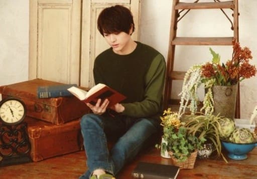 Kosuke Asuma / Horizontal, Whole body, Green costume, Sitting, Both ...