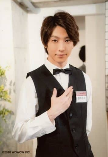 Official photo (male) / actor Hiroki Suzuki / Upper Body / Costume Black / Right Hand Breast ...