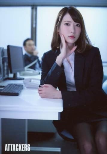 駿河屋 -【アダルト】 新井優香/膝上・衣装黒・座り・右手顔・左手テーブル・ロゴ「ATTACKERS」/DVD「私をレイプした大嫌いな年上の部下にもう一度抱いて欲しいと告白した訳」特典生写真 ...