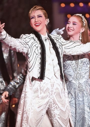 Official photo (female) / Takarazuka Revue (star group) / actress Takarazuka Revue (Star Troupe ...