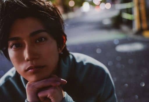 Official photo (male) / actor Kensuke Takahashi / Horizontal, Face Up, Costume Blue and Green ...