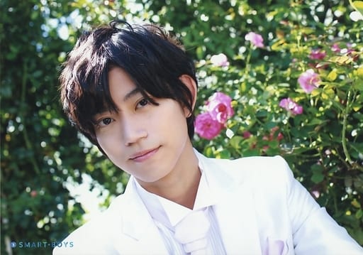 Official photo (male) / actor Kensuke Takahashi / Horizontal, Bust up ・ Costume ・ White ・ Plants ...