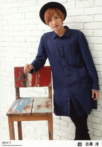 Official photo (male) / actor D2 / Jun Shison / Above Knee / Blue Costume / Hat / Right Hand ...