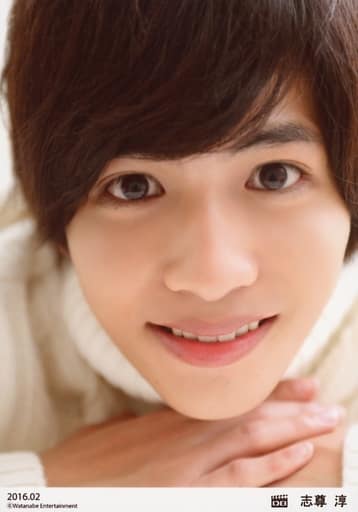 Official photo (male) / actor D2 / Jun Shison / Face Up / Costume White / Both Hands Matching ...