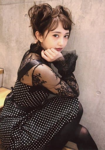 駿河屋 - 小宮有紗/膝上・座り・衣装黒・右手頬・体右向き・背景グレー/「小宮有紗7thファンミーティング Arisa’s Garden ...