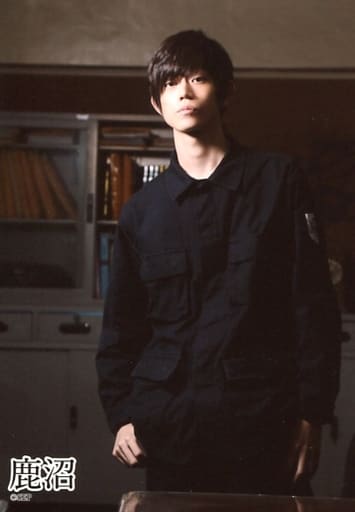 Official photo (male) / actor Kensuke Takahashi / Kneecaps / Black clothes / Both hands down ...