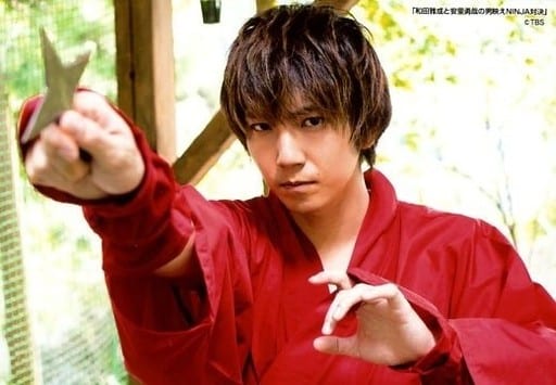 Official photo (male) / actor Yuya Asato / Horizontal, Bust Up, Red Costume, Right Hand Shuriken ...