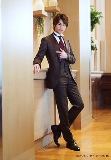 Official photo (male) / actor Akira Aoki (Kunimitsu, Tezuka) / Whole body, Suit, Plain Clothes ...