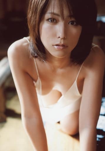 Official photo (female) / Gravure idol Misato Kashiwagi / Whole Body / White Costume / Sitting ...