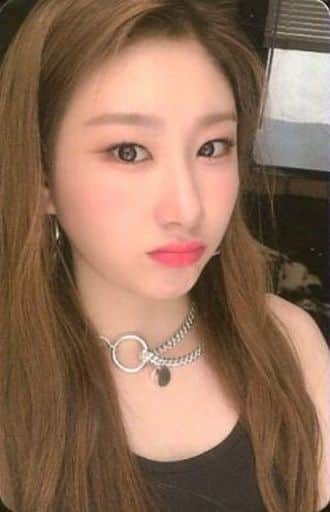 Itzy / CHAERYEONG (Lee Chae-ryeong) / Bust Up / Costume Black / Face ...