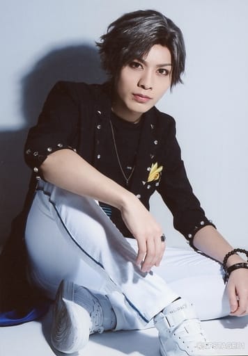 Official photo (male) / actor Yoshida tomonaka (Kagurazaka Soji) / Above the Knee / Background ...