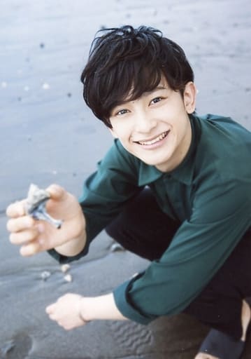 Shohei Hashimoto / Whole Body / Costume Green / Sitting / Left Side ...