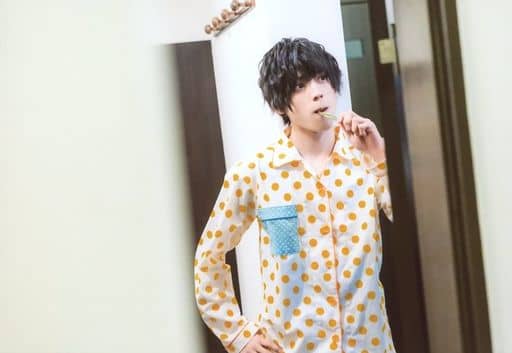 Official photo (male) / actor Ryohei TAKENAKA / Horizontal, Upper Body, Costume White, Yellow ...