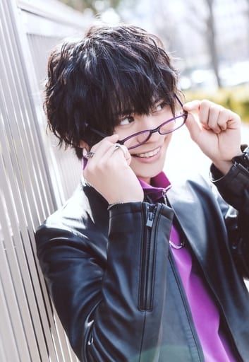 Official photo (male) / actor Ryohei TAKENAKA / Upper body / Costume : Black, Purple, Facing ...