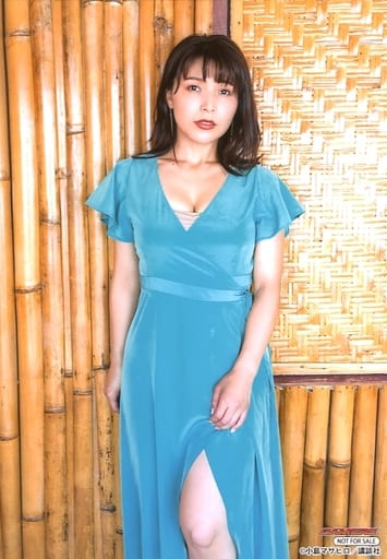 Official photo (female) / voice actor Emi Nitta / 「 Emi Nitta 1 st Photo Collection Air-Isle ...