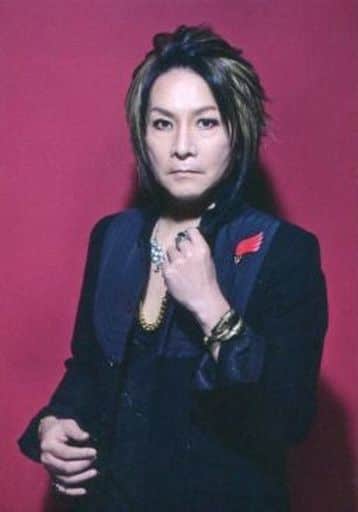 Buck-Tick / Yutaka Higuchi / left hand collar / background pink ...