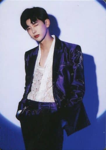 OR β IT/HEECHO (Kim Hee-cheon) / Gray and white on the knee and back ...