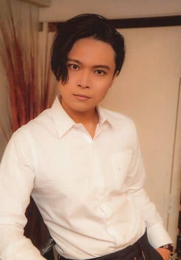 Official photo (male) / Voice actor Sho Karino / Upper Body / White ...