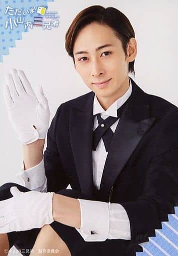 Official photo (male) / actor Ryosei Tanaka (Inomata) / Sitting / "I'm home! Koyamachi's three ...
