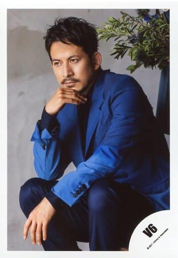 駿河屋 - V6/岡田准一/膝上/アルバム「STEP」MV＆ブックレットオフショット/公式生写真（男性生写真）