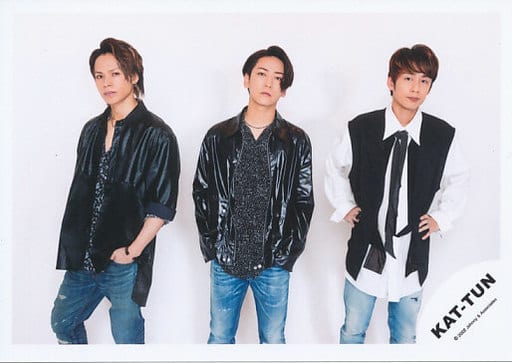 KAT-TUN/集合(3人)/橫式·膝上/KAT-TUN 原圖/官方生寫真 | 雜貨・小配件 | Suruga-ya.com